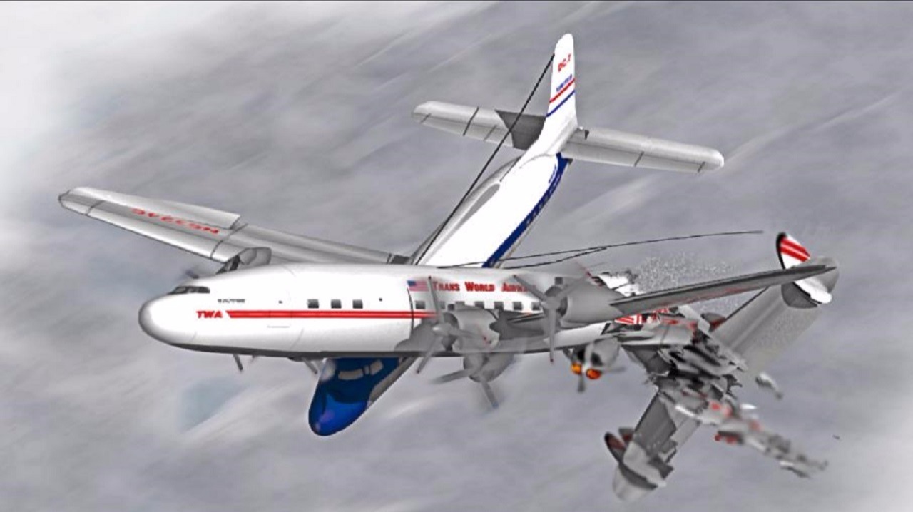 美国两架飞机在空中高速飞行,突然相撞后坠毁,机上无人幸存