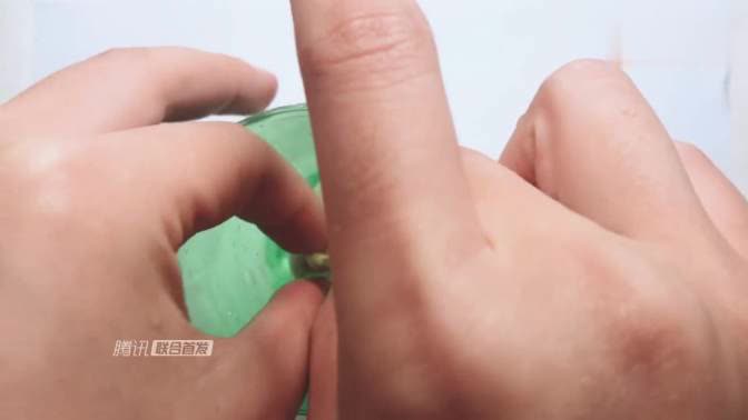 种蒜苗原来这么简单,不用土,只要一个塑料瓶加点水,轻松种出蒜苗