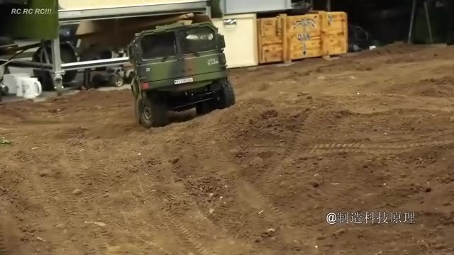 高细节遥控模型坦克、遥控军车、遥控军用卡车、遥控建桥坦克正在运行