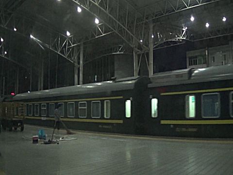 (车厢视角)Z50次列车离开郑州车站