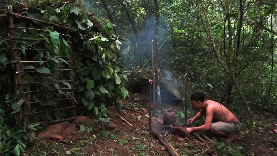 野外生存:树枝做的简易房子,还可以在外面烤鸡肉。