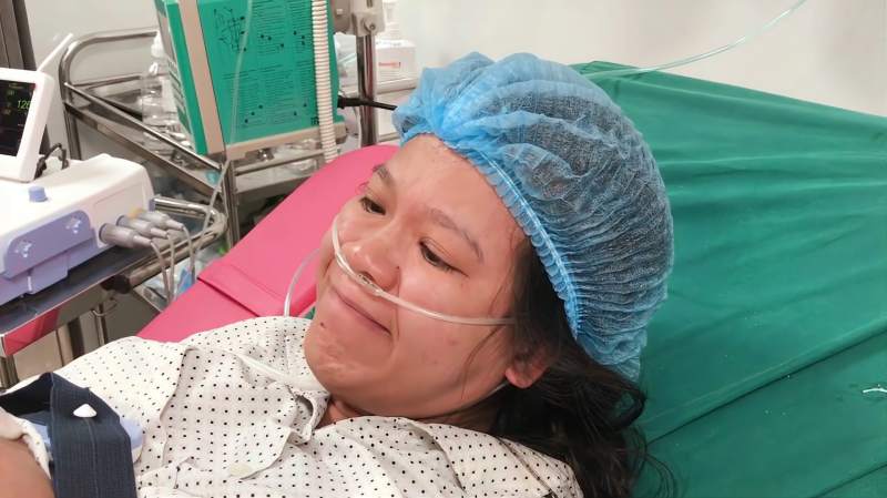 今天费了好大劲终于把孩子生了,视频记录产房里的一幕