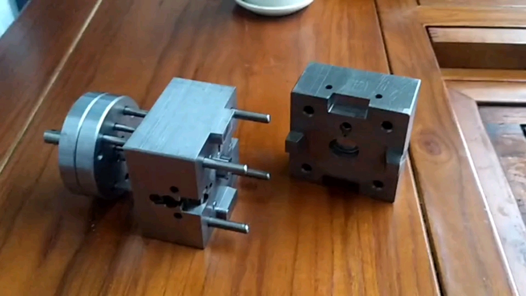 超迷你的注塑模具见过没?滑块,斜顶,结构一应俱全