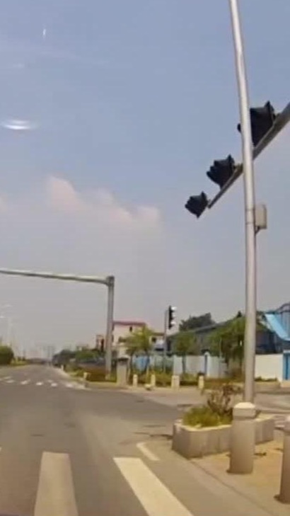 好大的转弯半径,大货车这下尴尬了