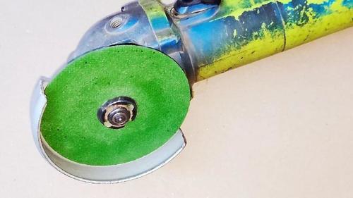 在工地干十几年电工,学会了白手拆装角磨机的绝活,算是开眼界了