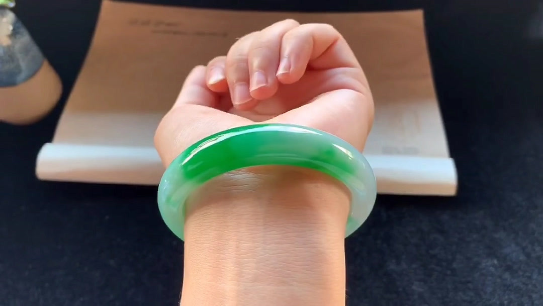 缅甸翡翠手镯,玉质细腻油润,越看越美,太漂亮了