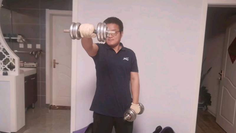 三角肌肌肉爆发锻炼方法,哑铃前平举