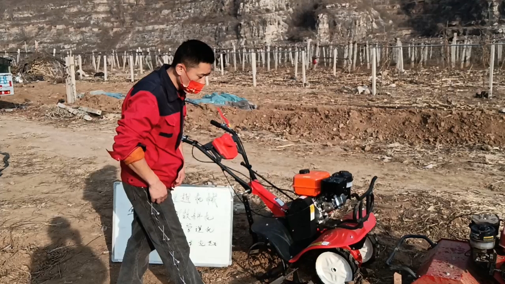 视频是山东小型农业机械厂家为广大朋友讲解多功能田园管理机的优势...