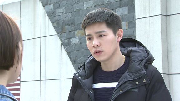 美女让交警男友帮忙,不料男友坚决不帮,美女生气竟将男友投诉了