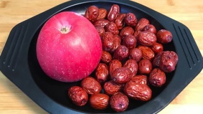 苹果和红枣煮在一起,每天早上喝一碗,刮油减脂,甩掉大肚腩
