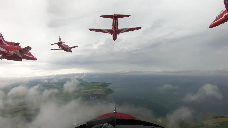 驾驶舱视角下,红箭飞行表演队穿过云海
