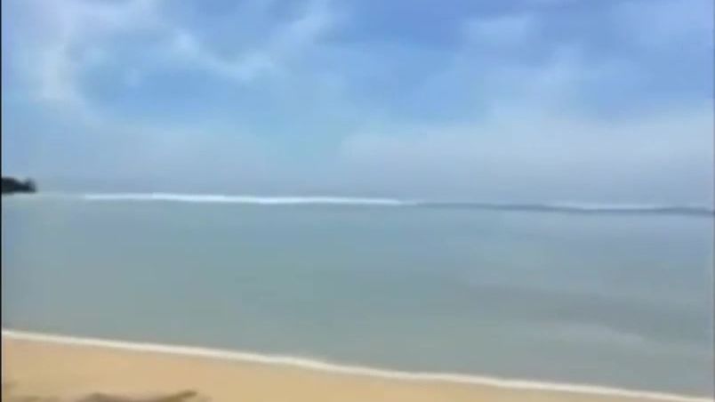 实拍印尼海啸来临的一幕,几秒钟就扑向海岸!