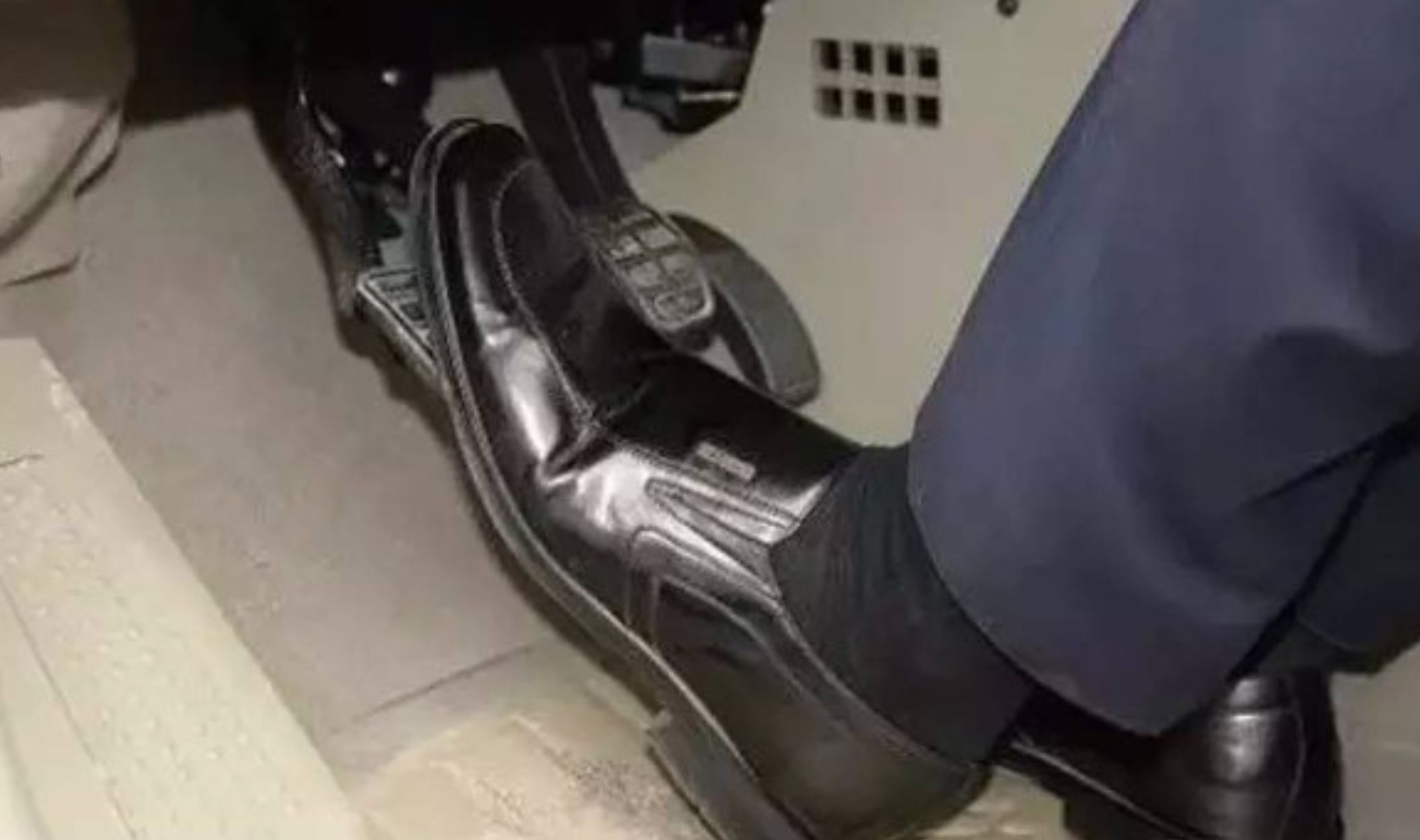 手动挡减速,先踩刹车还是先踩离合?老司机教你怎么正确操作!