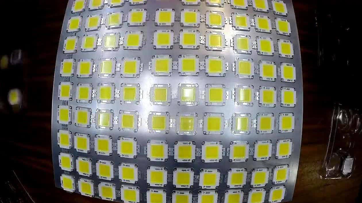 100个大功率LED灯有多强,秒杀远光灯,瞬间照亮整个山头