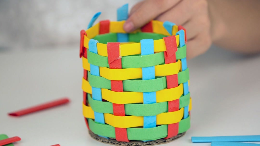 文艺咖不容错过的创意编织笔筒DIY,简单美观又环保!