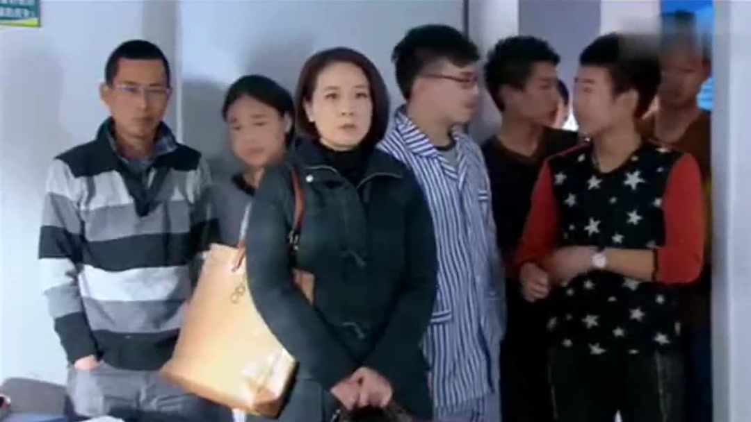 几十万的贵重手镯,老太太一狠心就往地上砸了