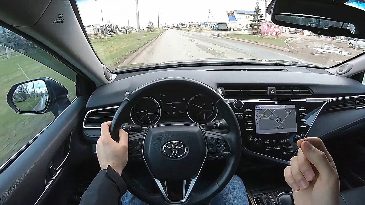 试驾体验2020款丰田凯美瑞,拿到钥匙坐进后排,我立刻心动了