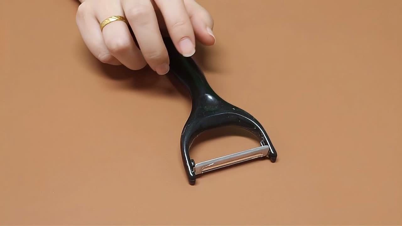 白用了十多年削皮器,原来上面还有一个"小机关",作用太大了