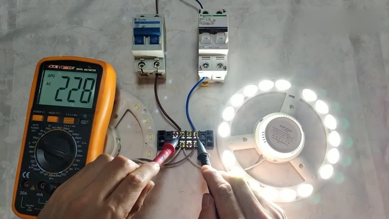 家里面LED灯不亮,电工老师傅教你三招,3分钟找出故障原因!