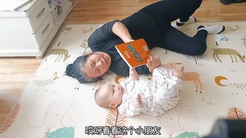 姥姥教的宝宝学习翻滚动作,宝宝还真听懂啦,聪明又可爱