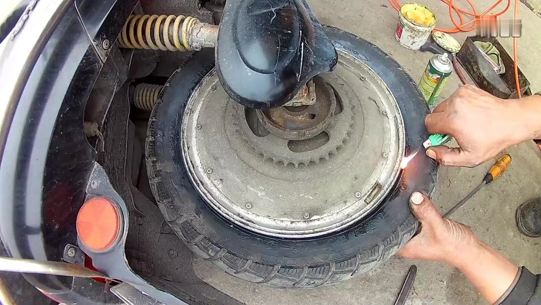 真空胎打不进气我用化油器清洗剂和气油点火打气沒用1