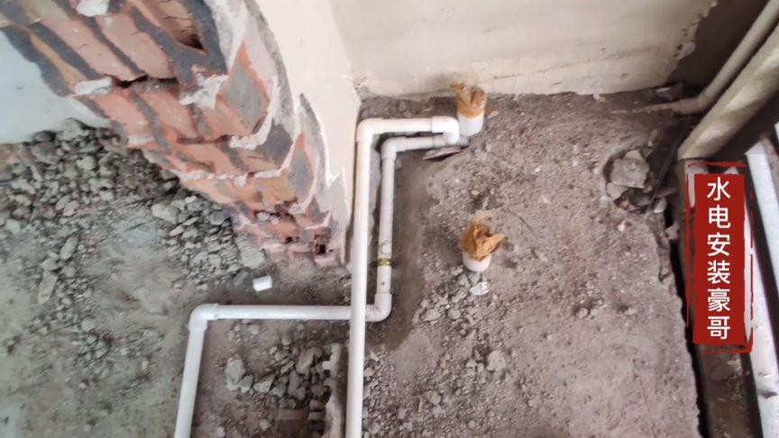 做电时应该要考虑一下空调排水如何排放,日后再补就麻烦了