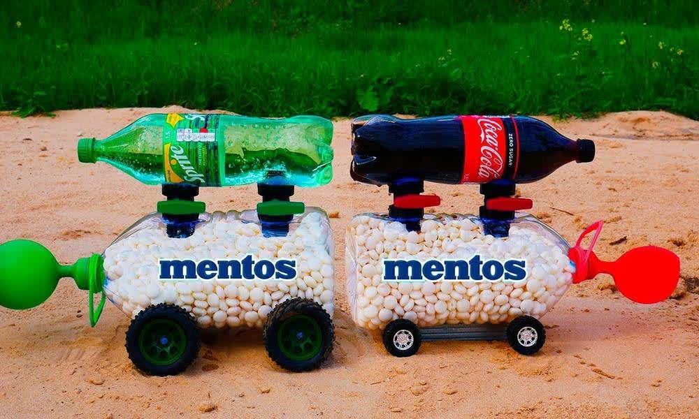 当一桶曼妥思遇上可乐,反应瞬间带动滑轮,场面太劲爆了