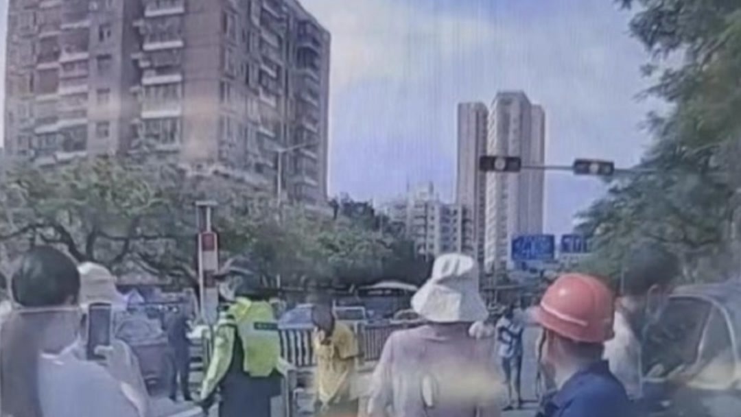 网传深圳街道一外卖骑手被碾压?目击者:被连撞两次!警方通报