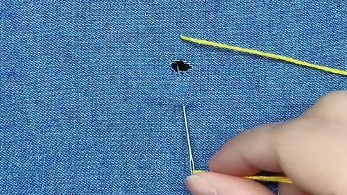 牛仔裤破了洞不用担心,学会了这一招,1分钟就搞定!
