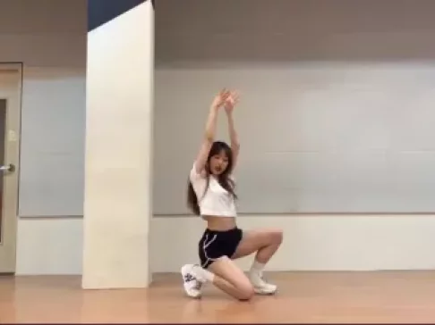 超可爱的小姐姐在舞蹈房的练习视频,在1分15秒的时候竟然换了一身衣服