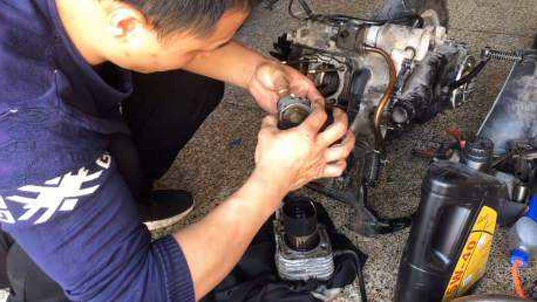 踏板摩托车严重烧机油!安装手工打磨加大的活塞环坐等结果
