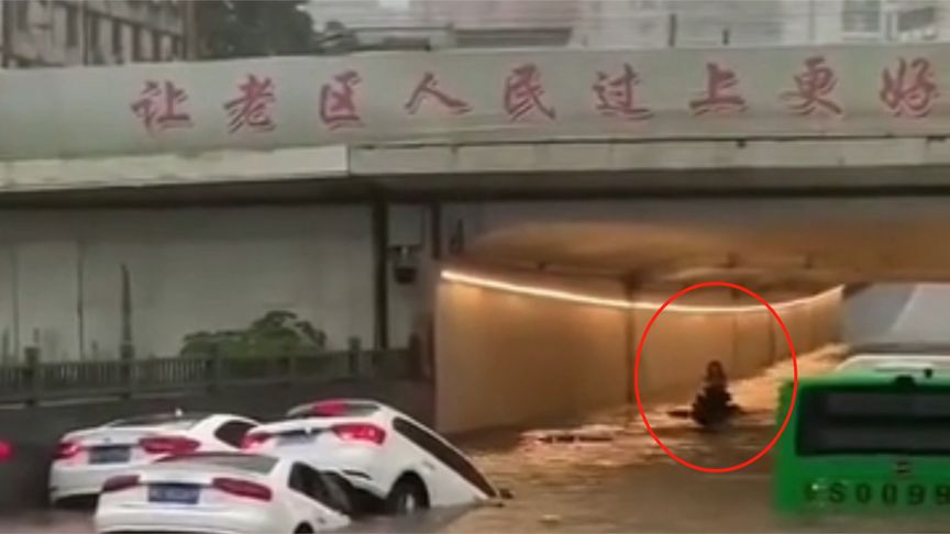 信阳遭暴雨突袭,一涵洞多车被淹2人被困车内,消防5分钟到场
