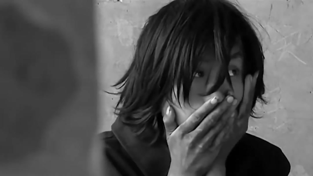 学霸高中受到校园暴力,患上精神病,被家人锁在家里,纪录片