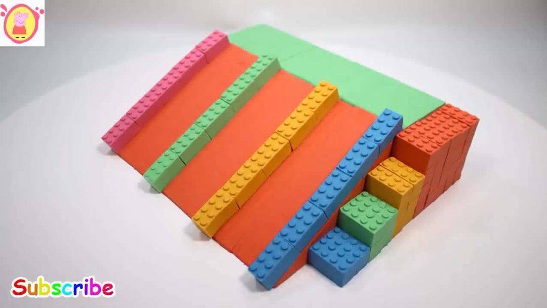 幼儿色彩启蒙玩具:用太空沙DIY滑滑梯玩模型 一起动手学起来