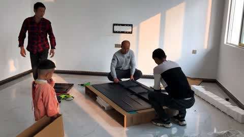 小伙买的电视到了,今天师傅上门安装,装好画面看着真清晰