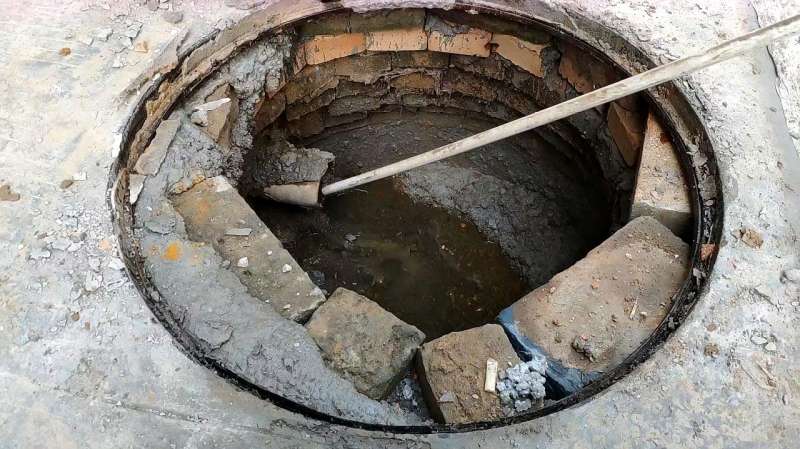 二楼厕所堵了捅不开,揭开污水井盖管道发现不对,找人一问气坏了