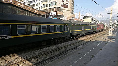 (兰州市南环路)T176次列车 西宁→北京西 和 Z264次列车 广州→拉萨