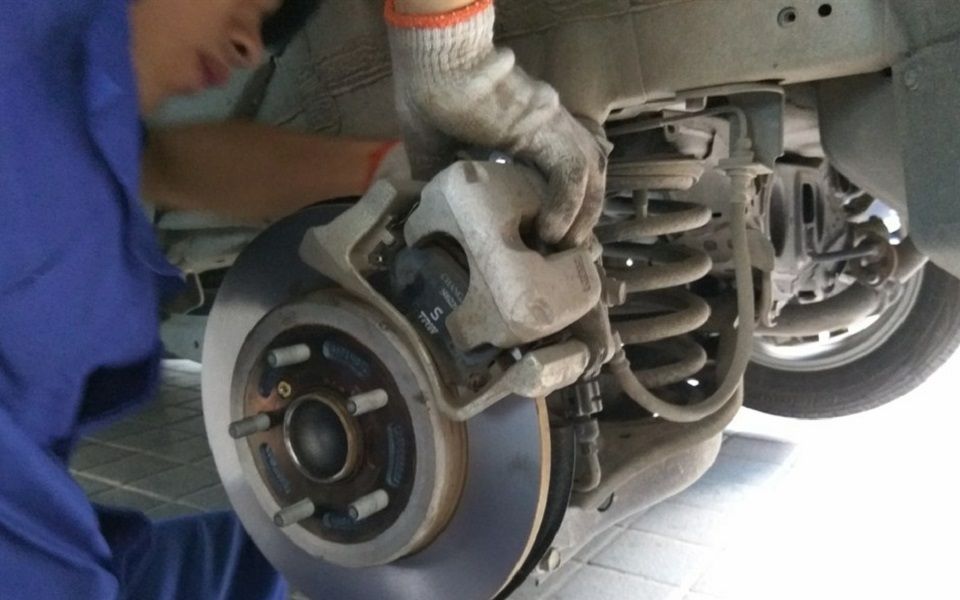 仪表显示检修紧急辅助刹车系统怎么办?