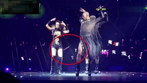 不愧是天后!蔡依林现场演唱时突发意外情况,依旧能完美演出完毕
