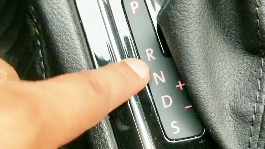 自动挡汽车在坡上,停车P挡切换R挡时为什么会有顿感挫?手刹问题