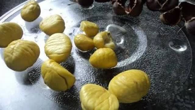 原来生板栗这么好剥,学会这个方法,不用手抠,板栗皮自动脱离