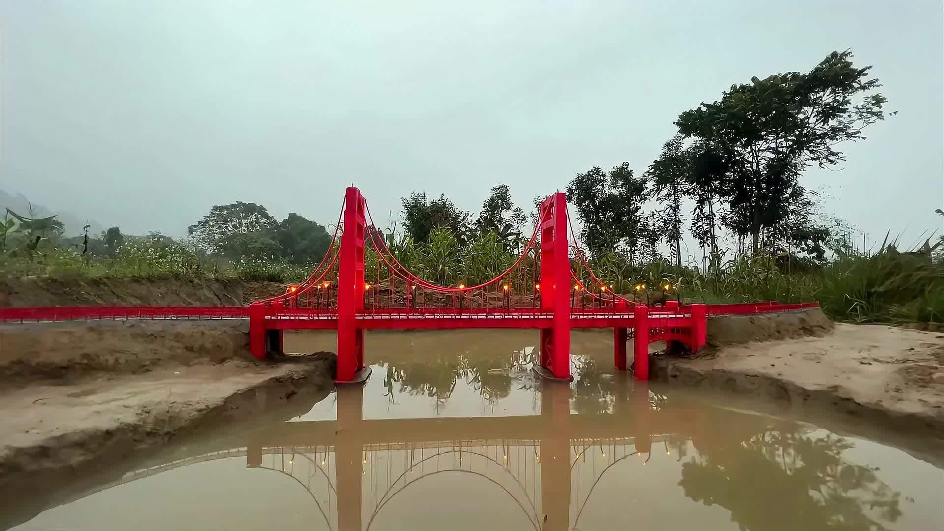 牛人凭借一腔热爱竟然在农田里打造出一座大桥模型,真是不可思议