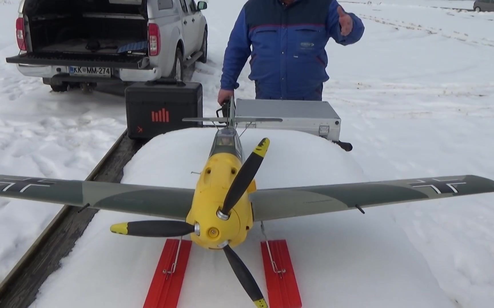 装上滑雪板后的HobbyKing BF109E固定翼遥控模型飞机飞行果然有趣