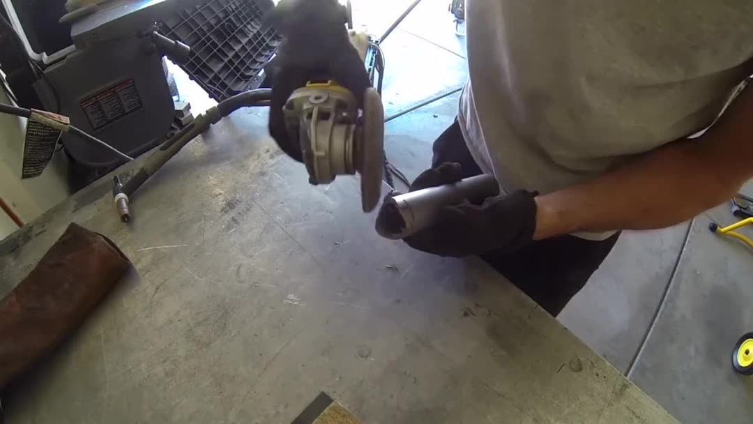 两个圆管子,无缝垂直的焊接在一起