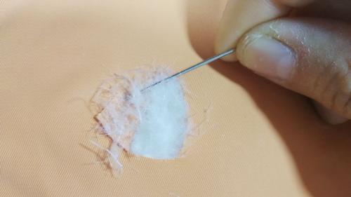 羽绒服破个大洞,羽绒乱飞,教你在家轻松搞定,再不需要花钱修补了