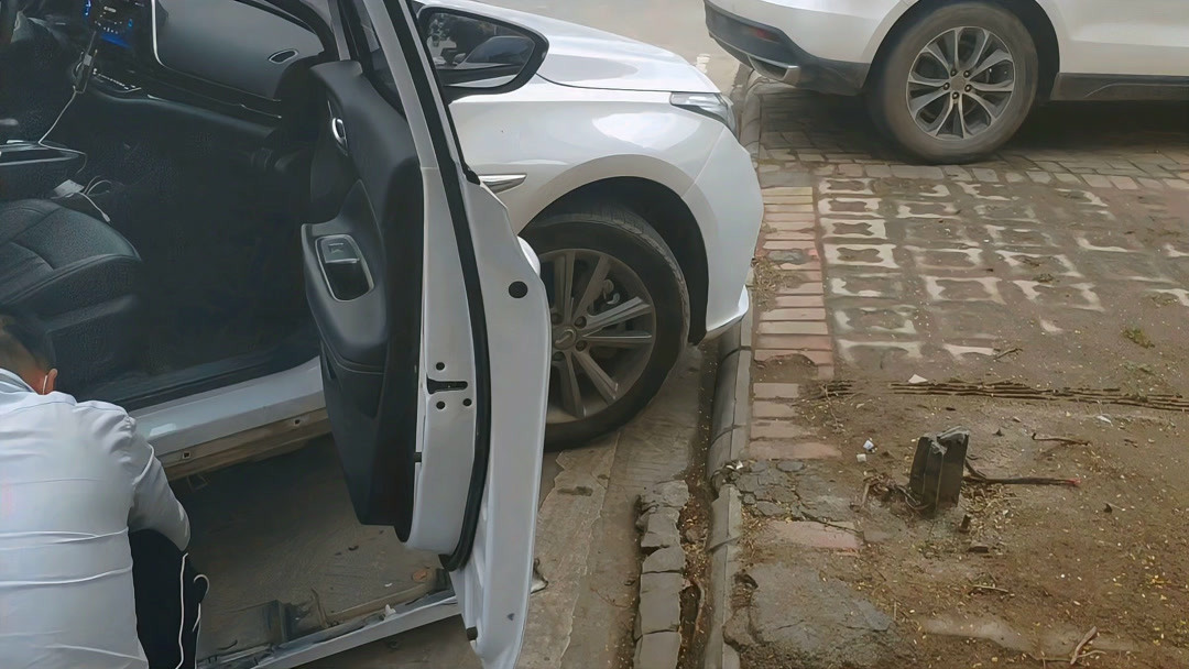 司机倒车没看到盲区,把租车给侧门杠撞丢,又损失一笔钱