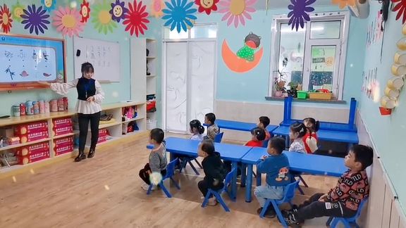 平时是我自己嘚瑟,来～看看我和小朋友们上课互动时的样子