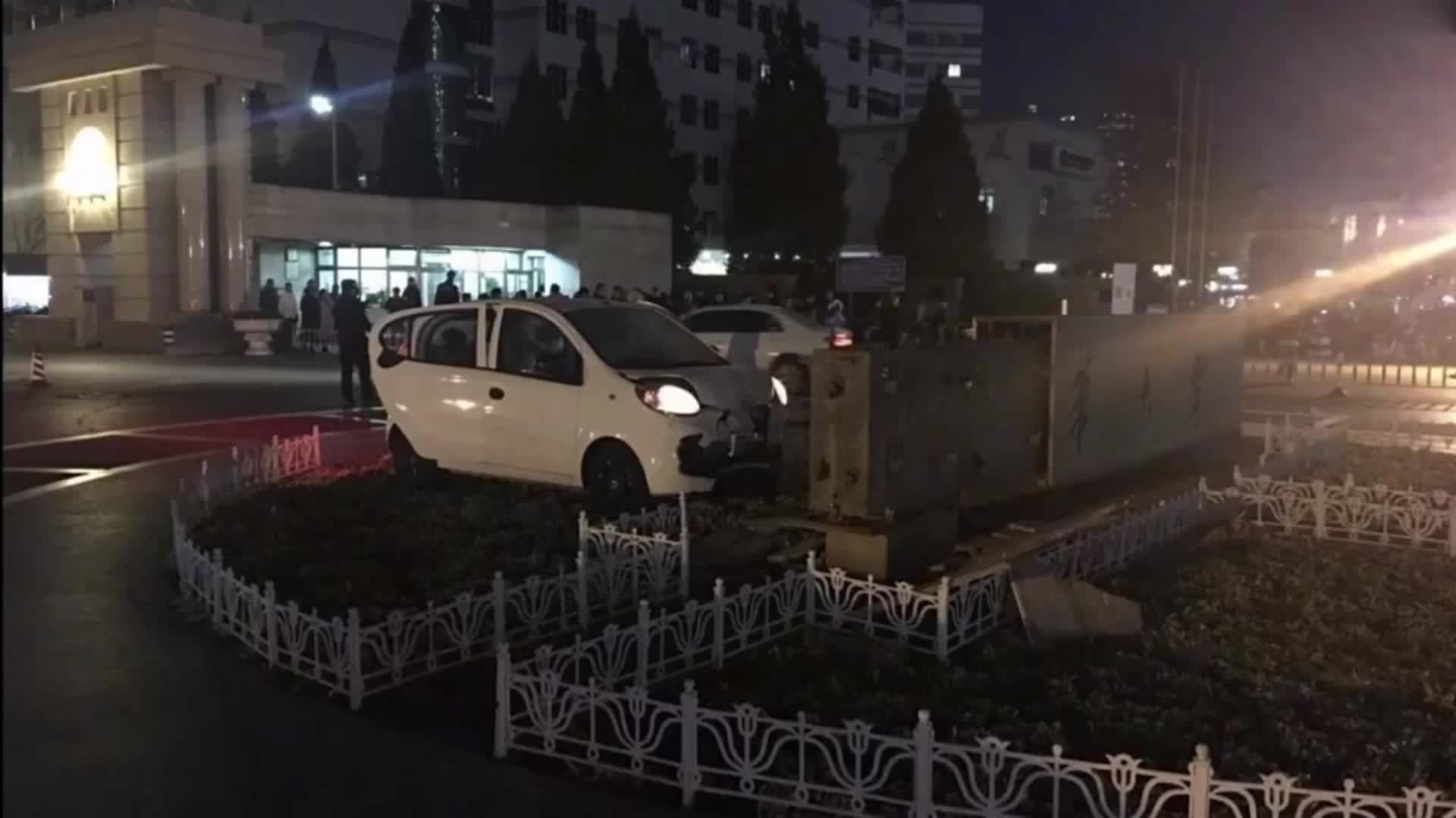 清华大学校门被撞 清华秒变“华大