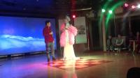 00132-游轮上泰国人妖阿佳和游客互动即兴表演