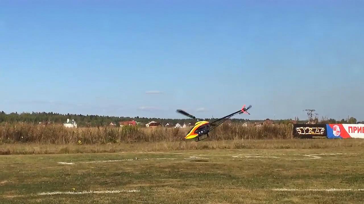 航模:外国小伙直升机模型飞行表演,结果玩脱了,飞机撞毁了